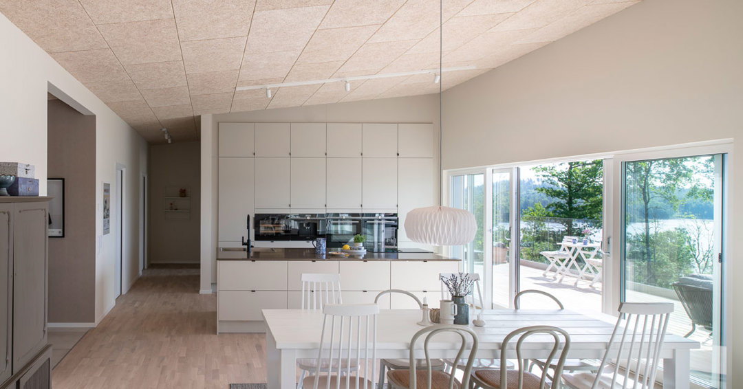 Stunning new build with lake views | Troldtekt